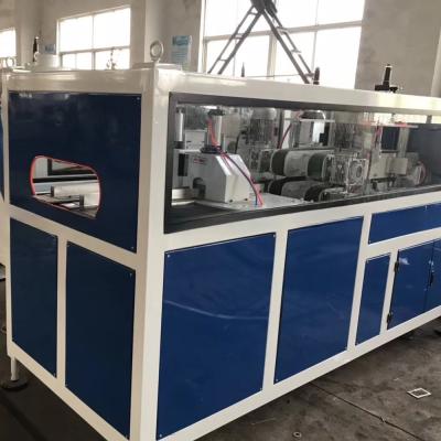 Chine Machine de fabrication de tuyaux en PVC de 25*1,5*3,5 m avec structure d'extrudeuse de type séparé à vendre