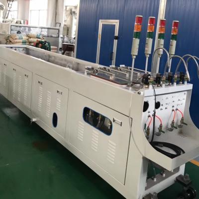 Chine Machine de fabrication de tuyaux en PVC de 25*1,5*3,5 m avec structure d'extrudeuse de type séparé à vendre