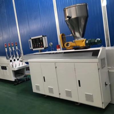 Chine Machine de fabrication de tuyaux en PVC de 25*1,5*3,5 m avec structure d'extrudeuse de type séparé à vendre