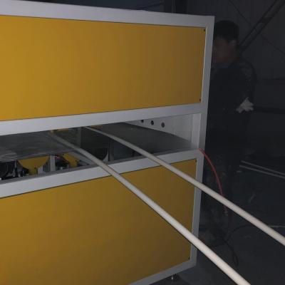 Chine Ligne de production avancée de tuyaux de conduites en PVC avec machine de moulage par extrusion automatique à vendre