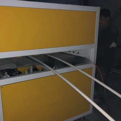 Chine Machine automatique de fabrication de tuyaux de conduites en PVC du Moyen-Orient avec extrudeuse de type séparé à vendre