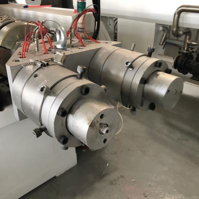 Chine Machine automatique de fabrication de tuyaux de conduites en PVC du Moyen-Orient avec extrudeuse de type séparé à vendre