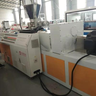 Cina Produrre tubi di PVC per scarico con una macchina di stampaggio a estrusione durevole in vendita
