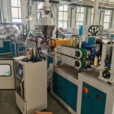 China Proceso de extrusión Máquina para la fabricación de tuberías reforzadas con fibra de PVC para el procesamiento de tuberías grandes en venta