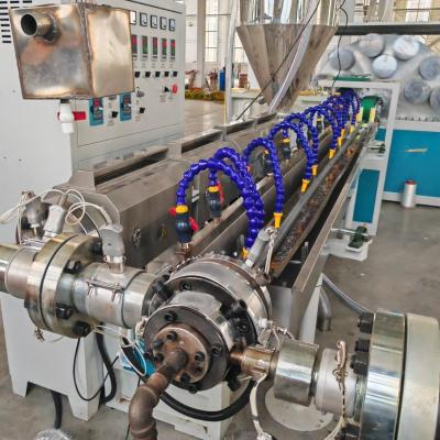 China Proceso de extrusión Máquina para la fabricación de tuberías reforzadas con fibra de PVC para el procesamiento de tuberías grandes en venta
