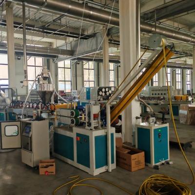 China Proceso de extrusión Máquina para la fabricación de tuberías reforzadas con fibra de PVC para el procesamiento de tuberías grandes en venta
