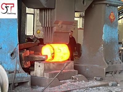 Cina 42CrMo4 Forge di acciaio pesante di grosso diametro per cilindri idraulici in vendita