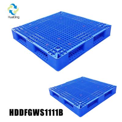 China Doppelzijdig kunststofpalet Grootte 1100*1100mm Dynamische lading 1T voor stapelbare opslag Te koop