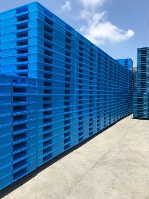 China Omkeerbare dubbelzijdige platte stapelbare plastic pallet grote grootte dynamische belasting 1000 kg Te koop