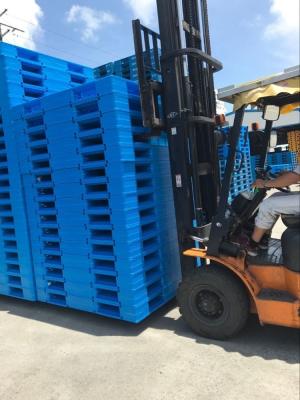 China Omkeerbare dubbelzijdige platte stapelbare plastic pallet grote grootte dynamische belasting 1000 kg Te koop