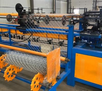 China Doppelter Draht, der vollautomatischen Kettenglied-Zaun Making Machine einzieht zu verkaufen