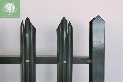 Китай палисад металла 2.2mm покрытый порошком ограждая панели загородки палисада металла продается