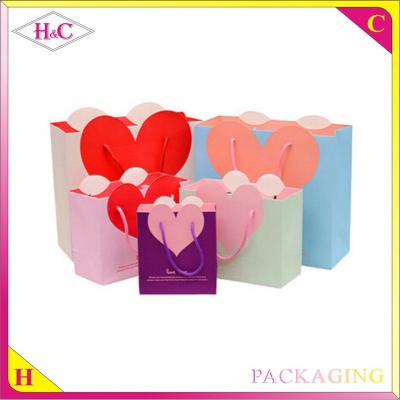 China Heart-Shaped hand length handle paperboard wedding gift bag for sale