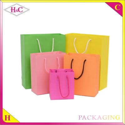 China Colours candy hand length handle paperboard wedding gift bag for sale