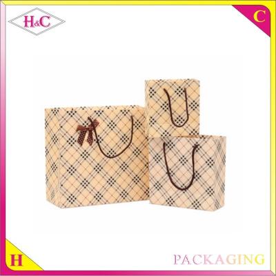 China Luxury rhombus hand length handle paperboard gift bag for sale