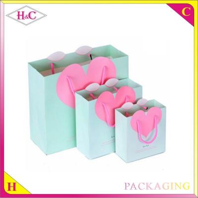 China Korean fashion hand length handle paperboard gift bag with heart for sale