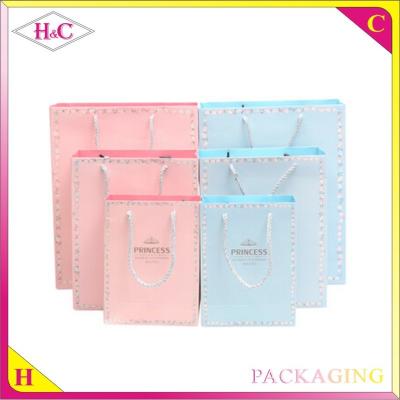 China Luxury fashion hand length handle paperboard gift bag for sale