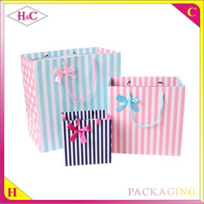 China Fashion hand length handle paperboard packaging bag for sale