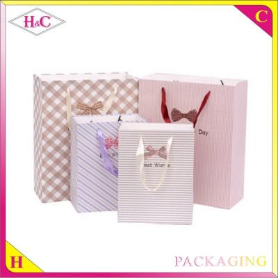China Fashion hand length handle paperboard white gift shopping bags for sale