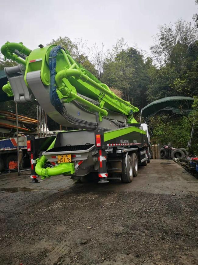 Batching Plate Track Mounted Pump Zoomlion 52meter 5 Boom Section Truck