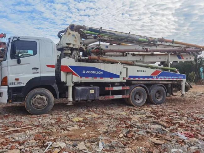Zoomlion 37 Meters Concrete Pump Concrete Bathching Plant