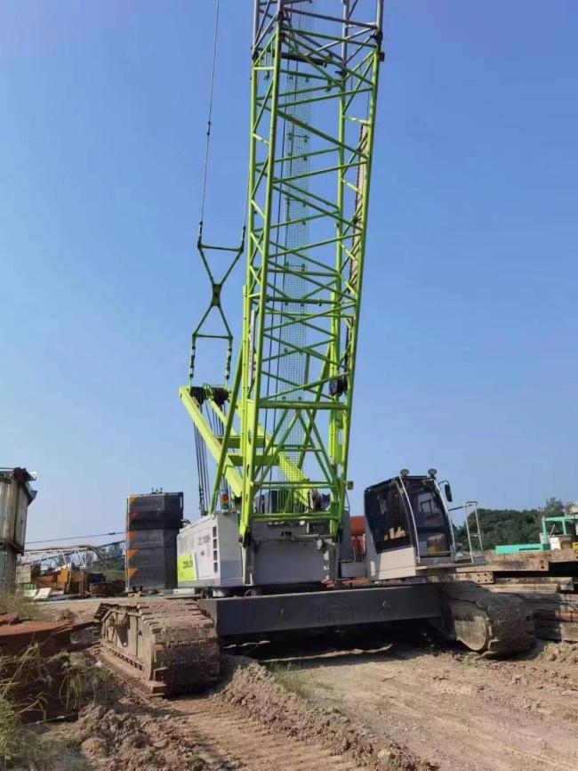 Zoomlion 180 Tons of Second-Hand Crawler Crane 18 Years of Good Condition