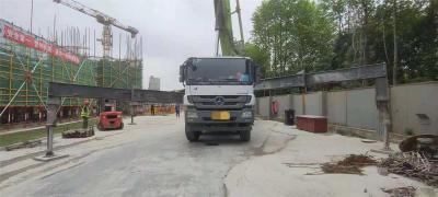 中国 Zoomlion 56m アクトロス 中古トラックポンプ 13915*2530*4000mmのブームポンプトラック 販売のため