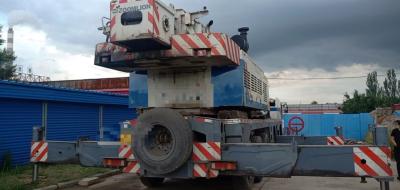 China 90 ton bouwmachineshefkraan Gebruikte vrachtwagenkraan met vijf-arm jib en ISO9001 Te koop