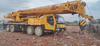 China Gebruikte Terriaanse mobiele vrachtwagen kraan 2013 Xg 50 ton Zware machines Maximaal hefgewicht 16 ton Te koop
