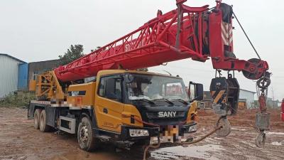 Chine Grue mobile de 25 tonnes pour équipements lourds Grue rouge pour camions d'occasion avec hauteur de levage maximale de 40 m à vendre