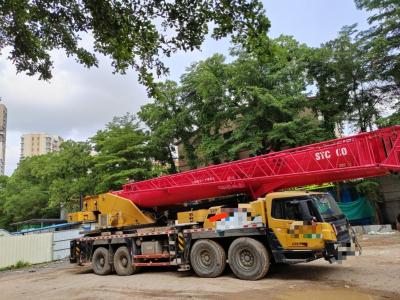 중국 중장기 기동 크레인 80톤 트럭에 장착된 5 팔 기브가 있는 망원경 크레인 판매용