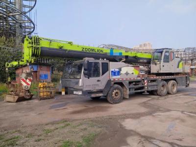 China Zoomlion 25 ton vrachtwagen kraan met 3 assen en 40 m maximale hefhoogte Te koop