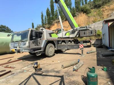 China 200 ton verkochte mobiele vrachtwagen kraan Zoomlion met WEICHAI motor en 7 ton kraan Jib Te koop