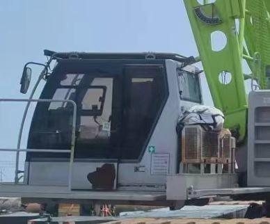 China 180 Ton Lattice Boom Crane ZCC1800H Safe Operation Folding Design and Energy Efficiency for sale