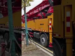 Ein 52 Meter langer Betonpumpenwagen mit Mercedes-Benz Chassis funktioniert gut.