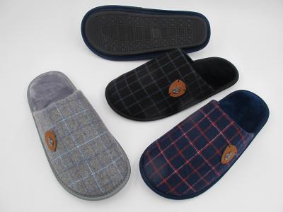 China OEM Fashionable Uppers Men's Indoor Outdoor Slippers Anti Slip For Winter for sale