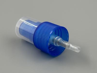 Cina Spruzzatore di nebbia fine 20/410 Spruzzatore di bottiglia a mano Pompa a spruzzo blu per imballaggi cosmetici in vendita