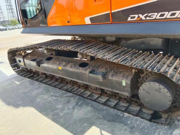 Quality Used Doosan DX300 Excavator 2016 Model 30000 KG Machine Weight for Heavy Duty for sale