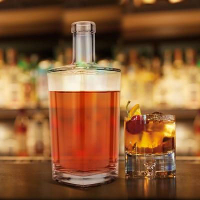 Cina Bottiglia di 750 ml di vino rosso chiaro di whisky in vetro con sughero per OEM / ODM accettabile e di design in vendita