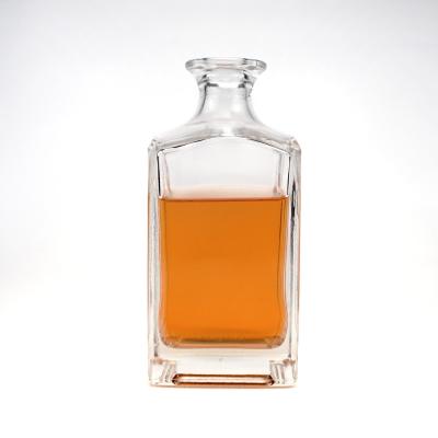 Cina Tipo di tappo Vattone di sughero entrambe 750ml Forma quadrata Vetro Gin Bottiglia di whisky liquore per farmacia in vendita