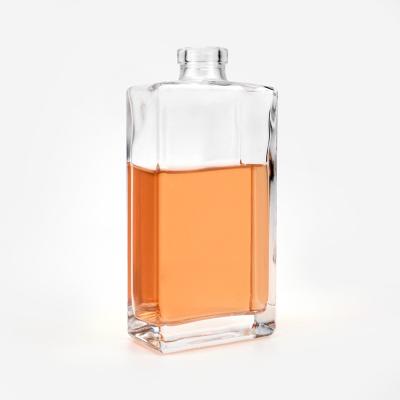 Cina Imballaggio personalizzato Vetro di riempimento vuoto 500 ml Bottiglia di profumo con incisione e verniciatura in vendita