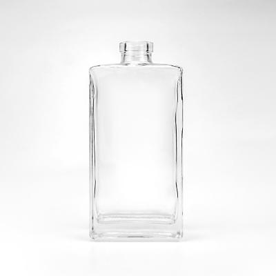 Cina Imballaggio personalizzato Vetro di riempimento vuoto 500 ml Bottiglia di profumo con incisione e verniciatura in vendita