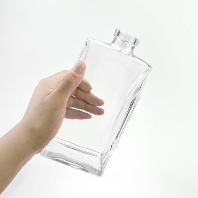 Cina Imballaggio personalizzato Vetro di riempimento vuoto 500 ml Bottiglia di profumo con incisione e verniciatura in vendita