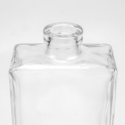 Cina Imballaggio personalizzato Vetro di riempimento vuoto 500 ml Bottiglia di profumo con incisione e verniciatura in vendita
