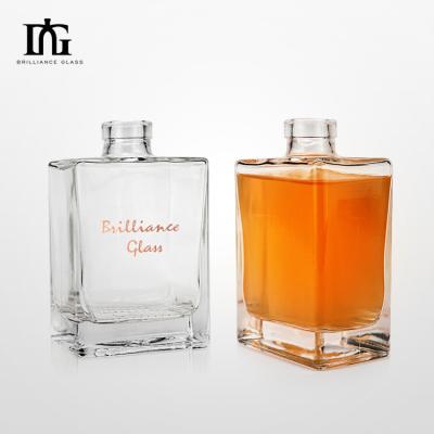 China Custom logo Acceptabel 500 ml glas vodka fles met kurk afdichting Te koop