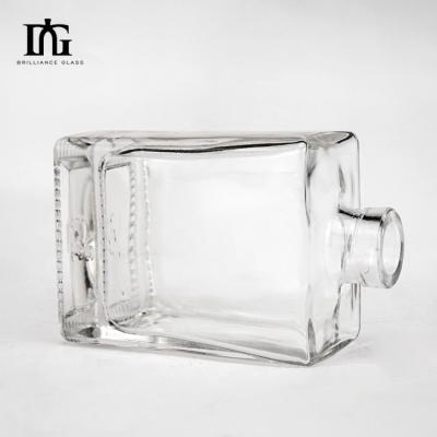 Cina Logo personalizzato Accettabile Bottiglia di vodka di vetro da 500 ml con sigillo di sughero in vendita
