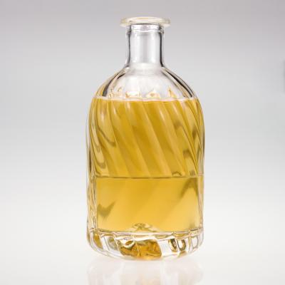 Cina Incisione personalizzata bottiglie di vetro da 375 ml 500 ml 700 ml per succo di vino alcol rum brandy in vendita