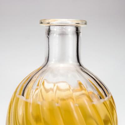 Cina Incisione personalizzata bottiglie di vetro da 375 ml 500 ml 700 ml per succo di vino alcol rum brandy in vendita