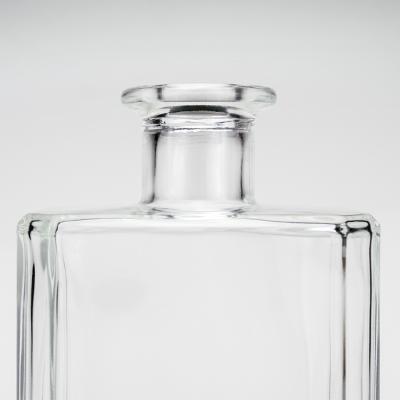 Cina Disegno quadrato elegante Bottiglia di vetro da 700 ml per vodka whisky rum gin bevande vino alcolici in vendita