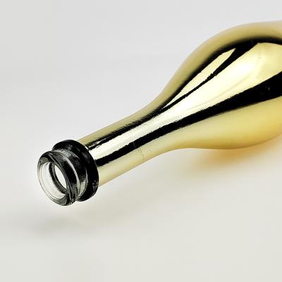 Cina 750 ml di bottiglia di vetro di champagne di colore oro con sughero per bevande industriali in vendita